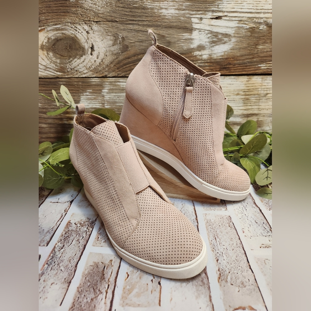 Linea Paolo Suede Laser Cut Wedge Booties Size 7.5m - Gem